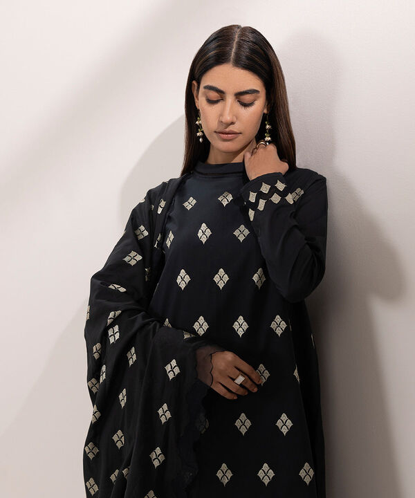 SAPPHIRE | UNSTITCHED 3 PIECE EMBROIDERED LAWN SUIT – Amna Batool